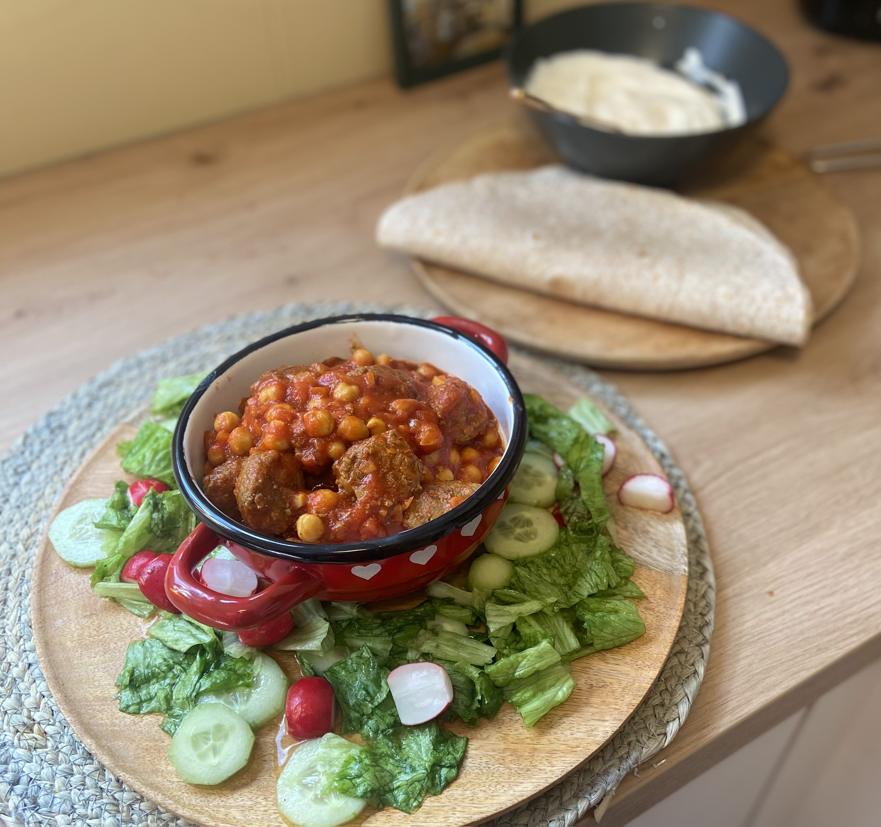 Mesne okruglice u tortilji s umakom od chilija i jogurta